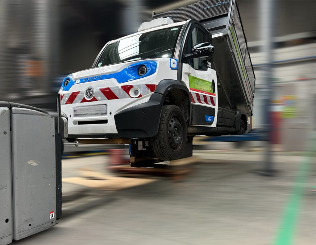 DEPOSE DU PACK LITHIUM D’UN GOUPIL G6 - AMS-68